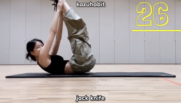 LE SSERAFIM's Kazuha Abs Workout Takes Only 10 Steps!